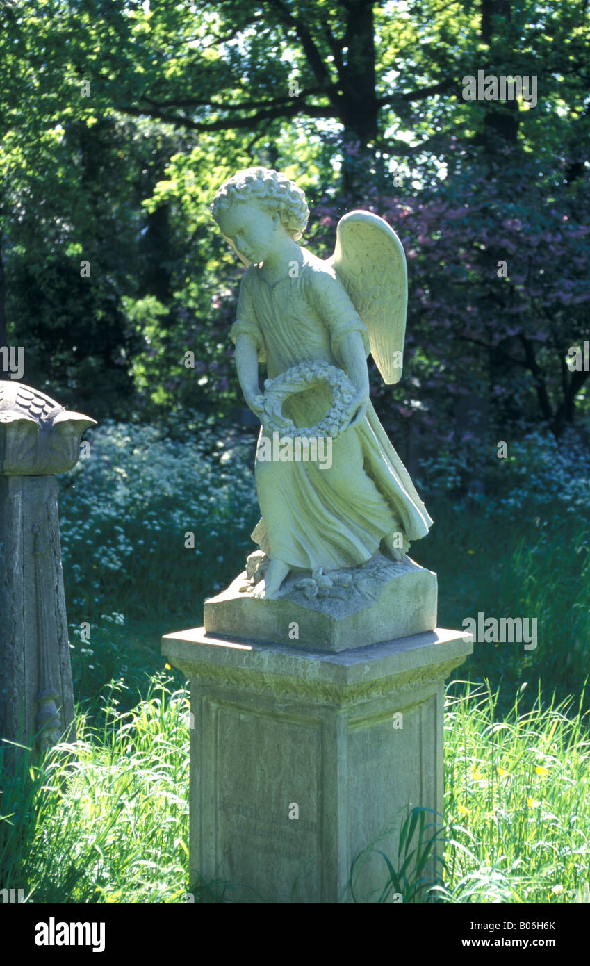 Angel of death statue hi-res stock photography and images - Alamy