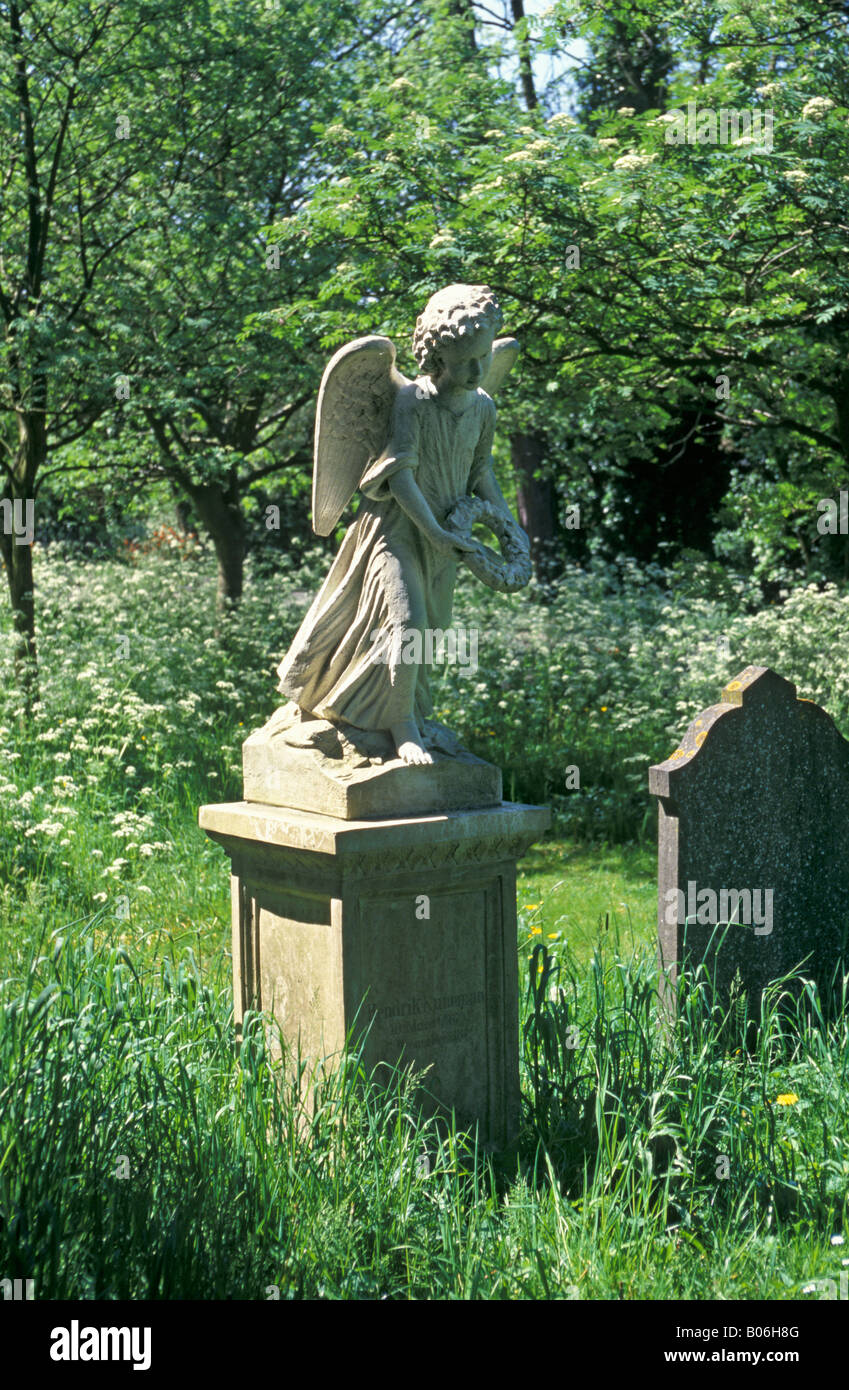 Stone angel at a cemetery Stock Photo - Alamy