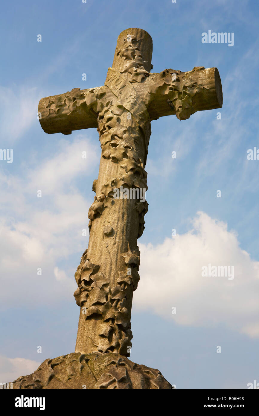 Graveyard cross hi-res stock photography and images - Alamy