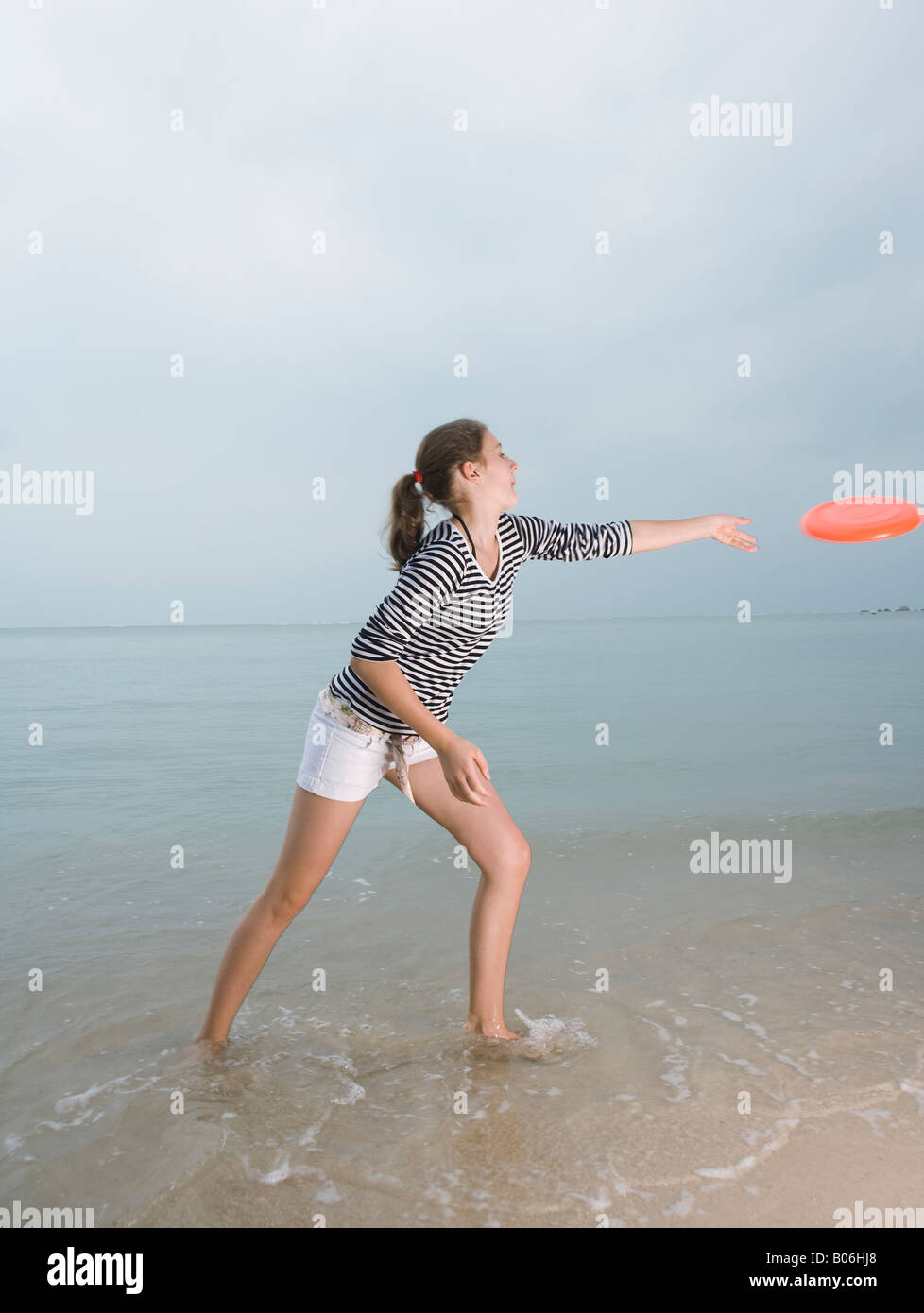 Young man ocean frisbee ocean hi-res stock photography and images - Alamy