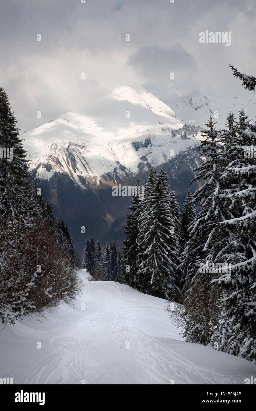 An empty ski run down from Le Pleney towards Morzine in the French Alps ...