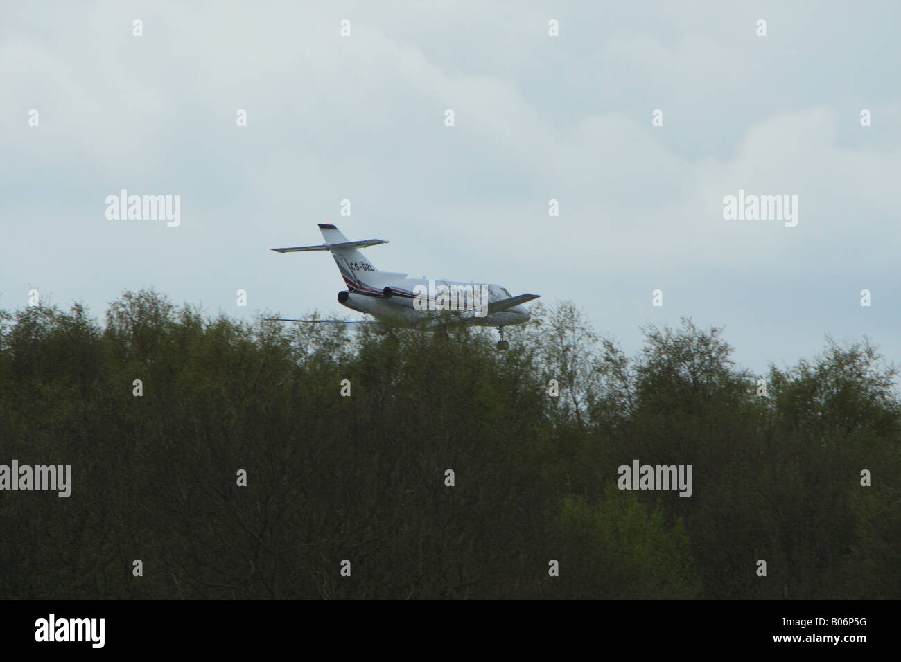 Airplane slow hi-res stock photography and images - Alamy
