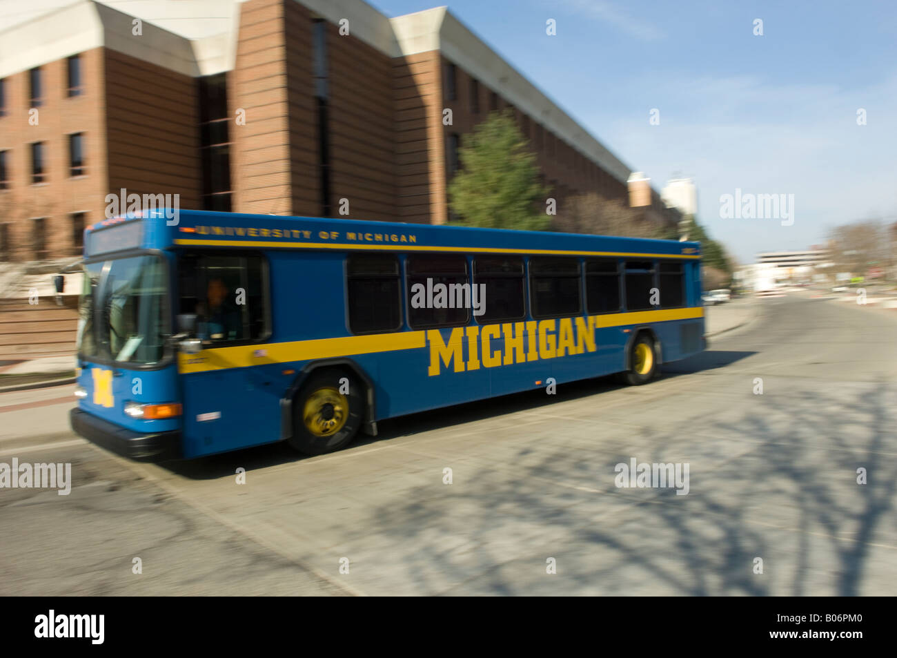 University bus hi-res stock photography and images - Alamy
