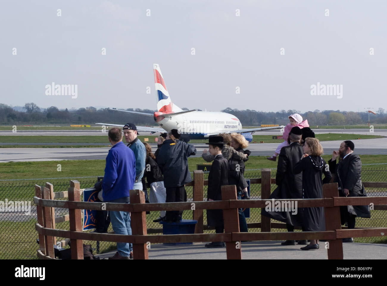 British Airways Boeing 737 [737-528] Passes Crowd of People at Viewing ...