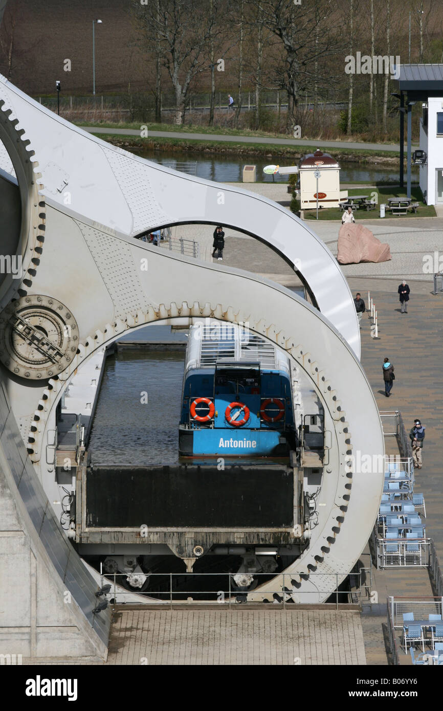 Worlds first and only rotating boat lift hi-res stock photography and ...