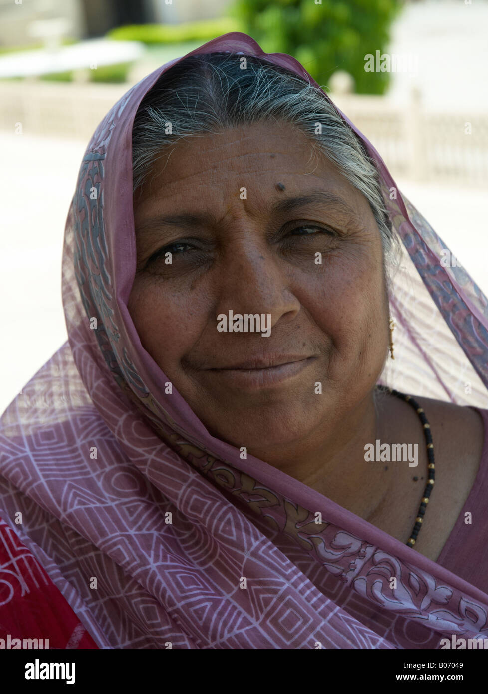 A local lady wearing a sari poses for the camera in Jaipur, India Stock ...