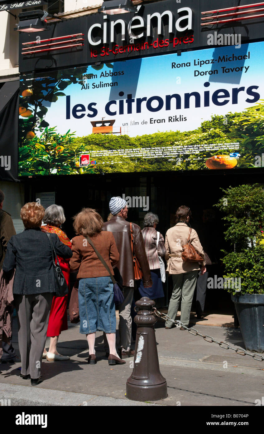 Cinema queue hi-res stock photography and images - Alamy