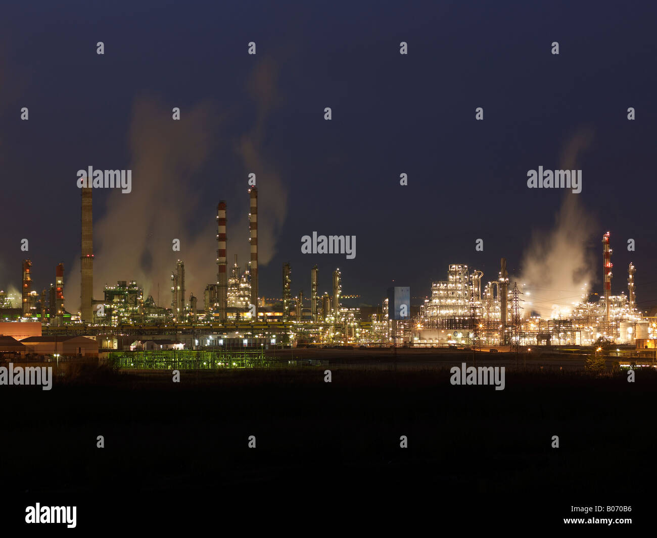 Tarragona oil industry night hi-res stock photography and images - Alamy