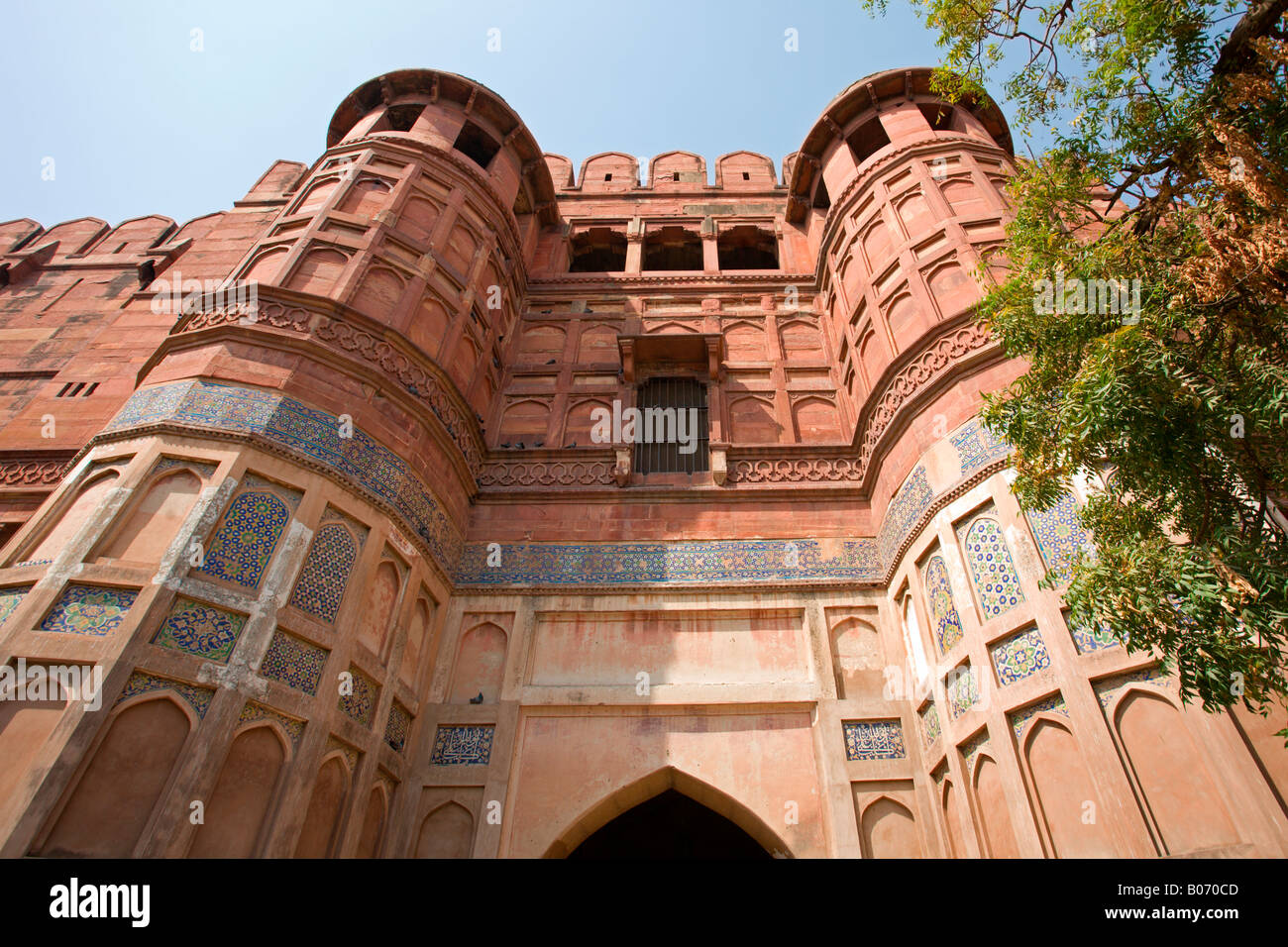 Agra: Red Fort: Akbar Gate Stock Photo - Alamy