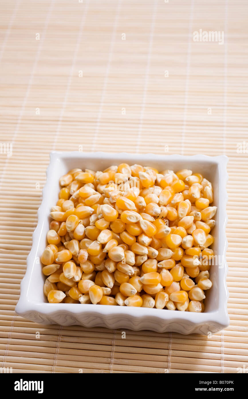 Uncooked popcorn in a square bowl Stock Photo - Alamy