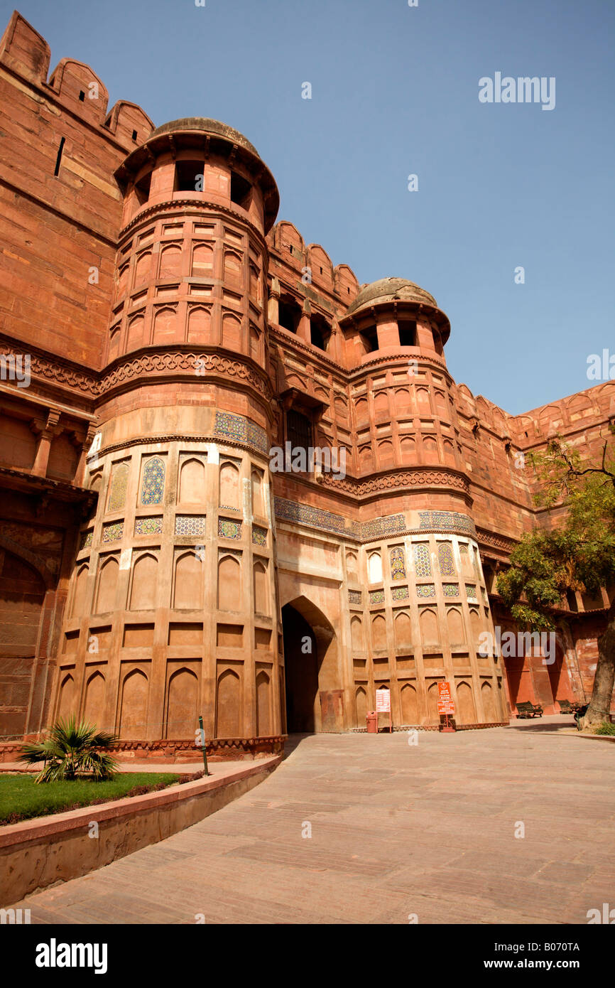 Agra: Red Fort: Akbar Gate Stock Photo - Alamy