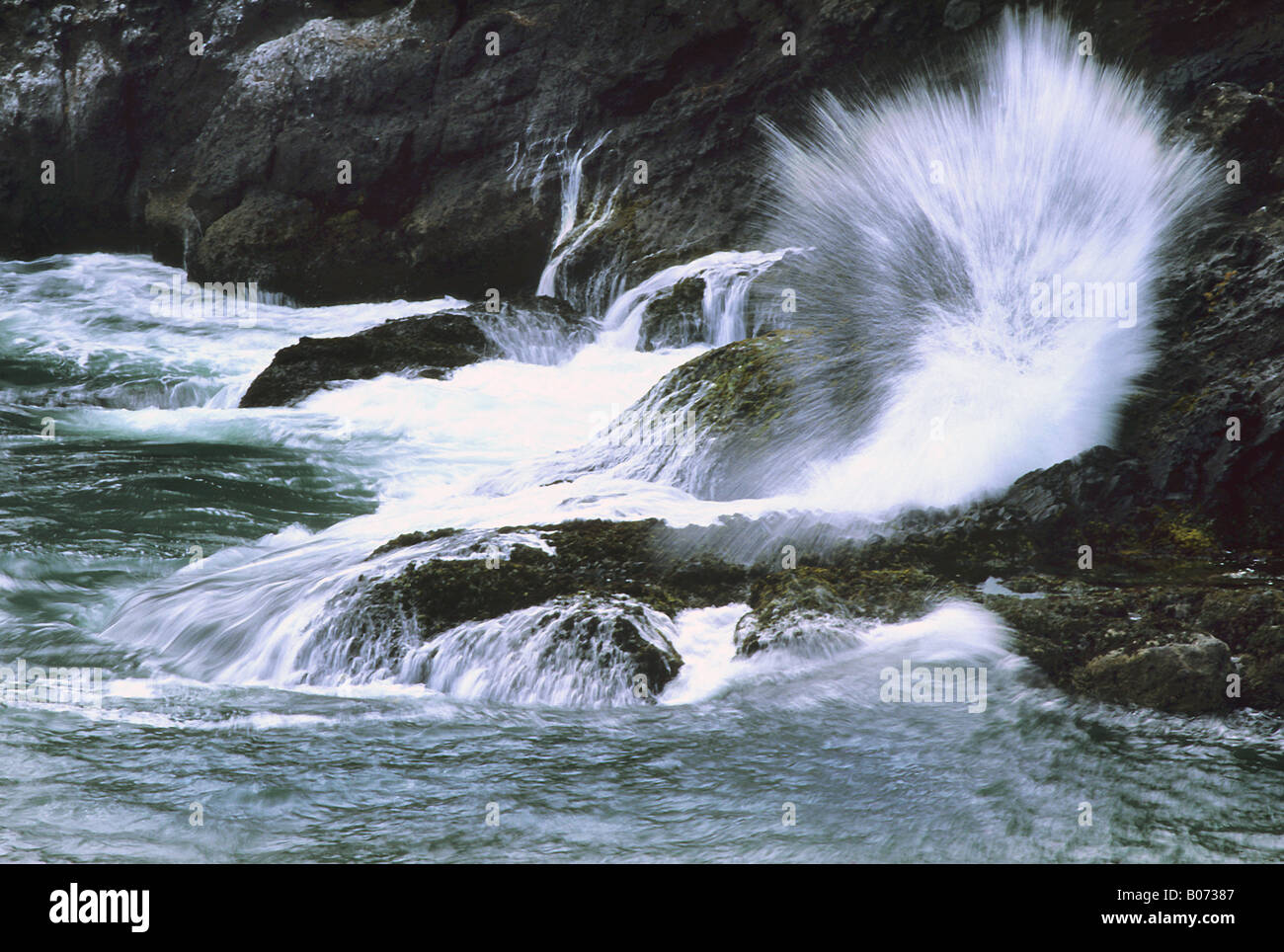 Ocean wave hitting the rocks Stock Photo - Alamy