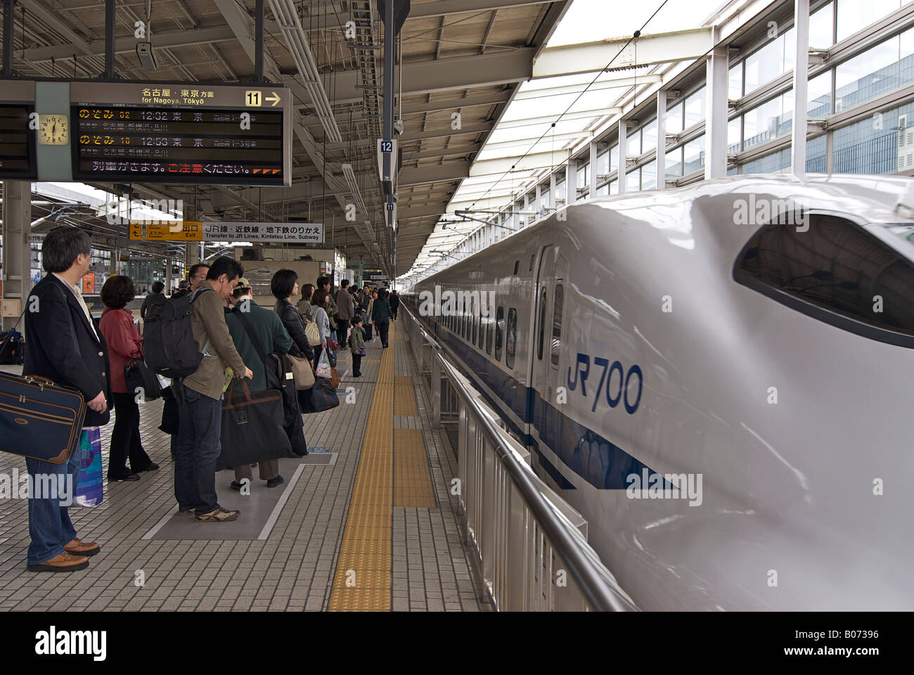 Passengers waiting to board the approaching Shinkansen, Kyoto JR station, Japan Stock Photo - Alamy