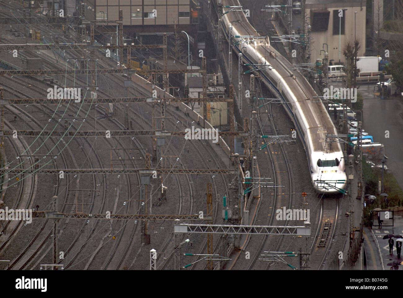 Shinkansen 'Bullet Train' pulling out of Tokyo Station, Tokyo, Japan ...