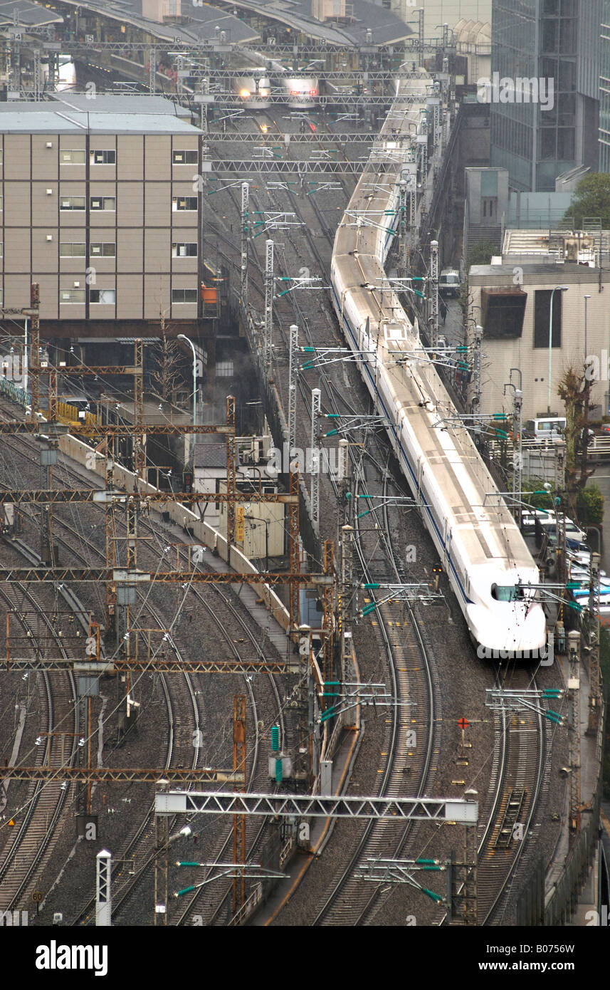 Shinkansen 'Bullet Train' pulling out of Tokyo Station, Tokyo, Japan ...