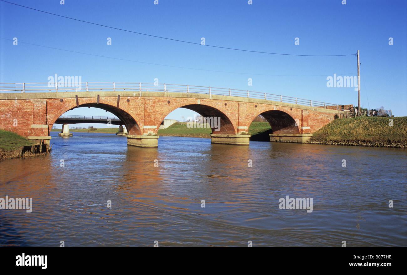 The old and the new - Tattershall Bridge(s) over the River Witham ...