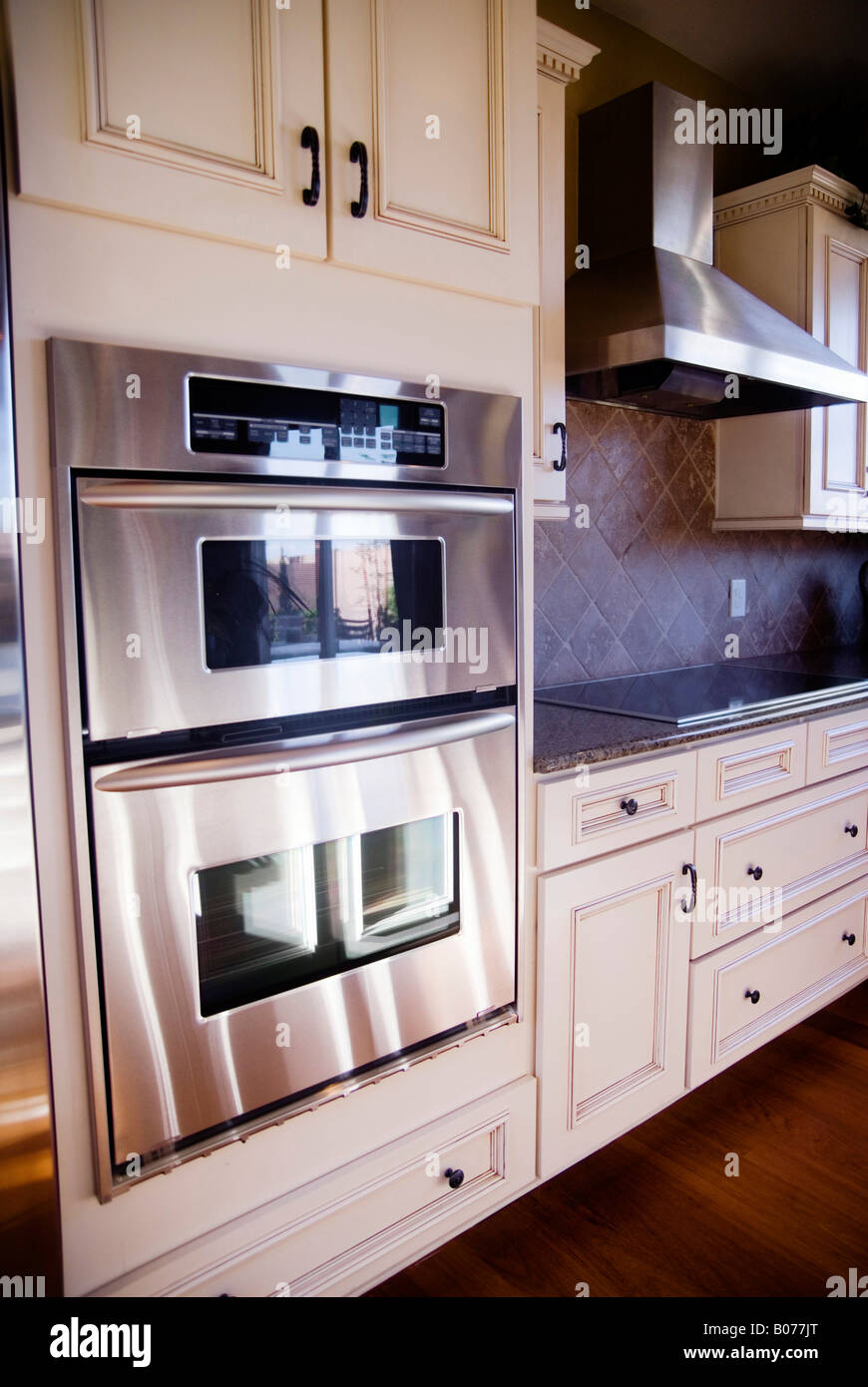 White designer kitchen hi-res stock photography and images - Alamy