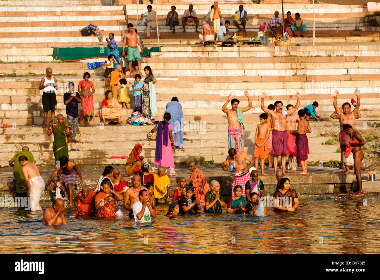 Hindus praying god river hi-res stock photography and images - Alamy