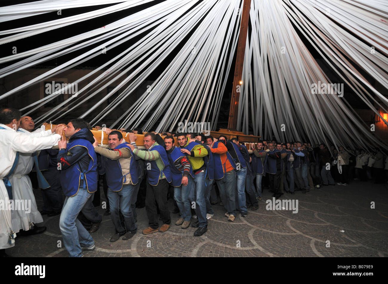Lu signuri di li fasci, Men carrying the heavy Cross, Good Friday ...