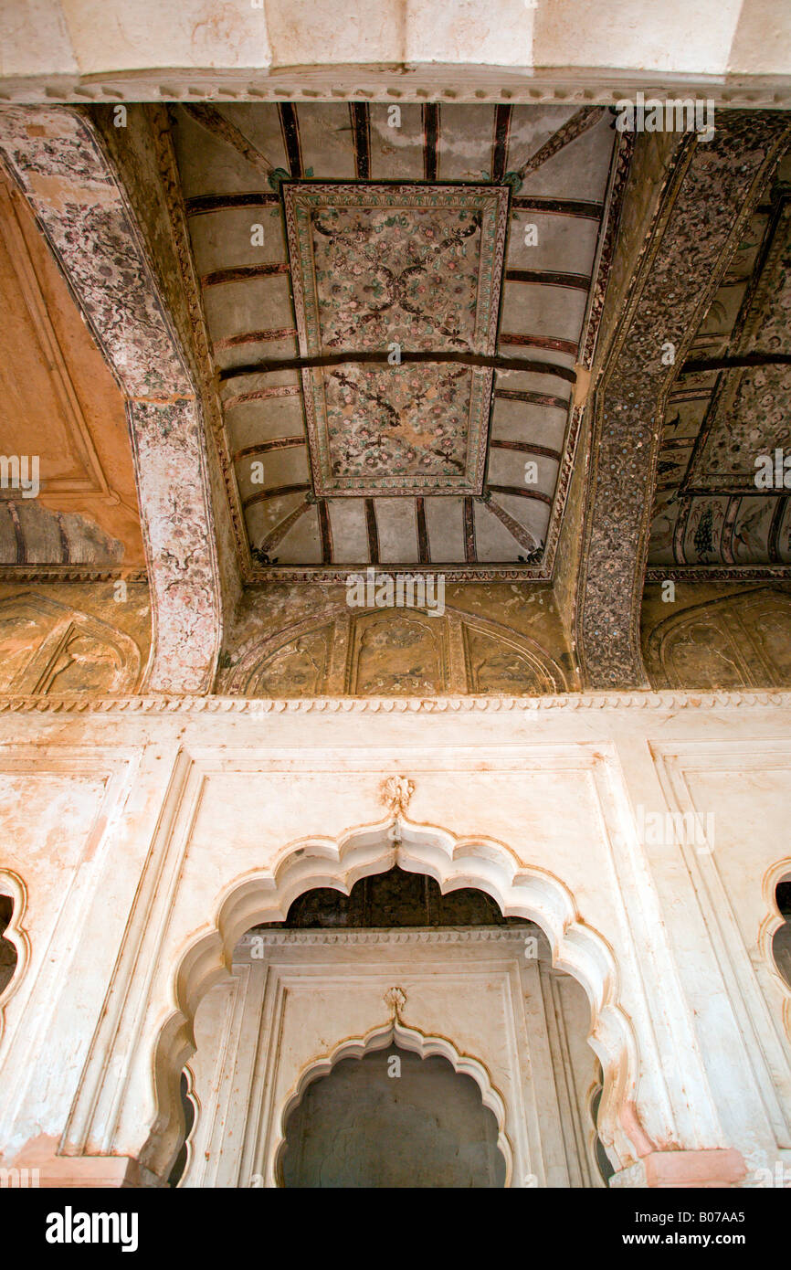 Orchha: Raj Mahal: Wall and Ceiling Decorations Stock Photo - Alamy