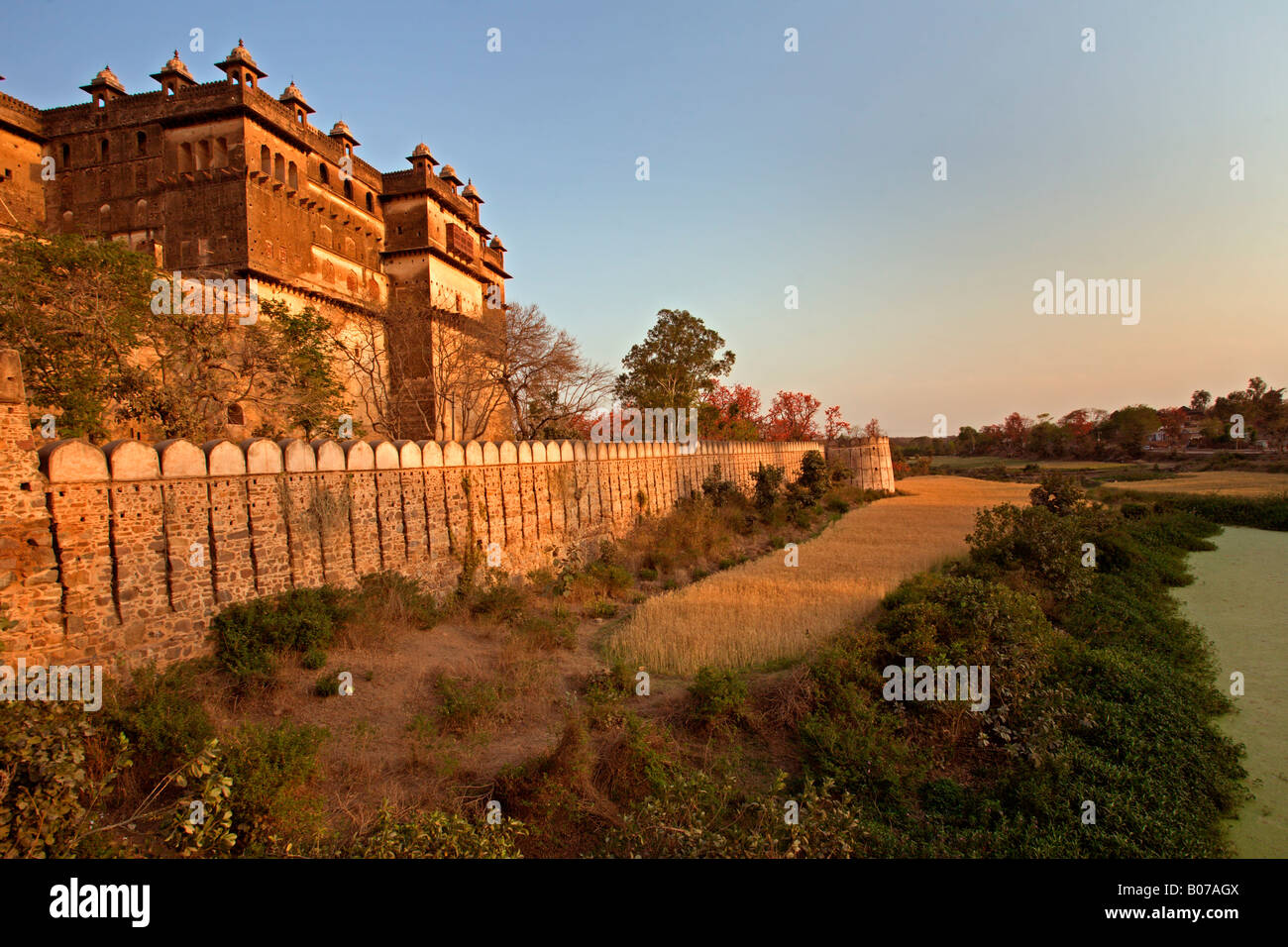 Raj mahal orchha hi-res stock photography and images - Alamy