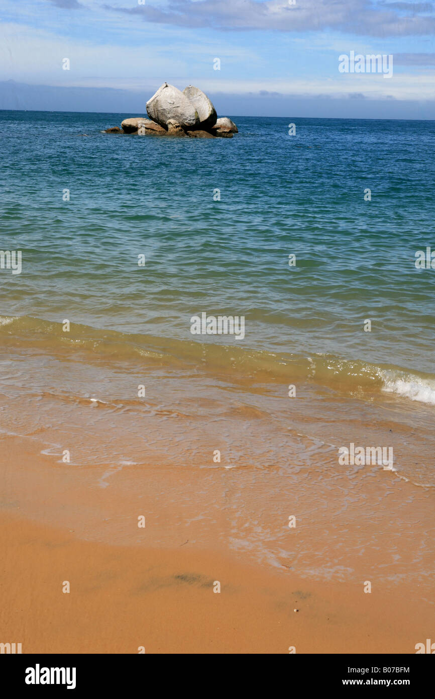 Split apple rock in the sea North of Kaiteriteri - Abel Tasman National ...