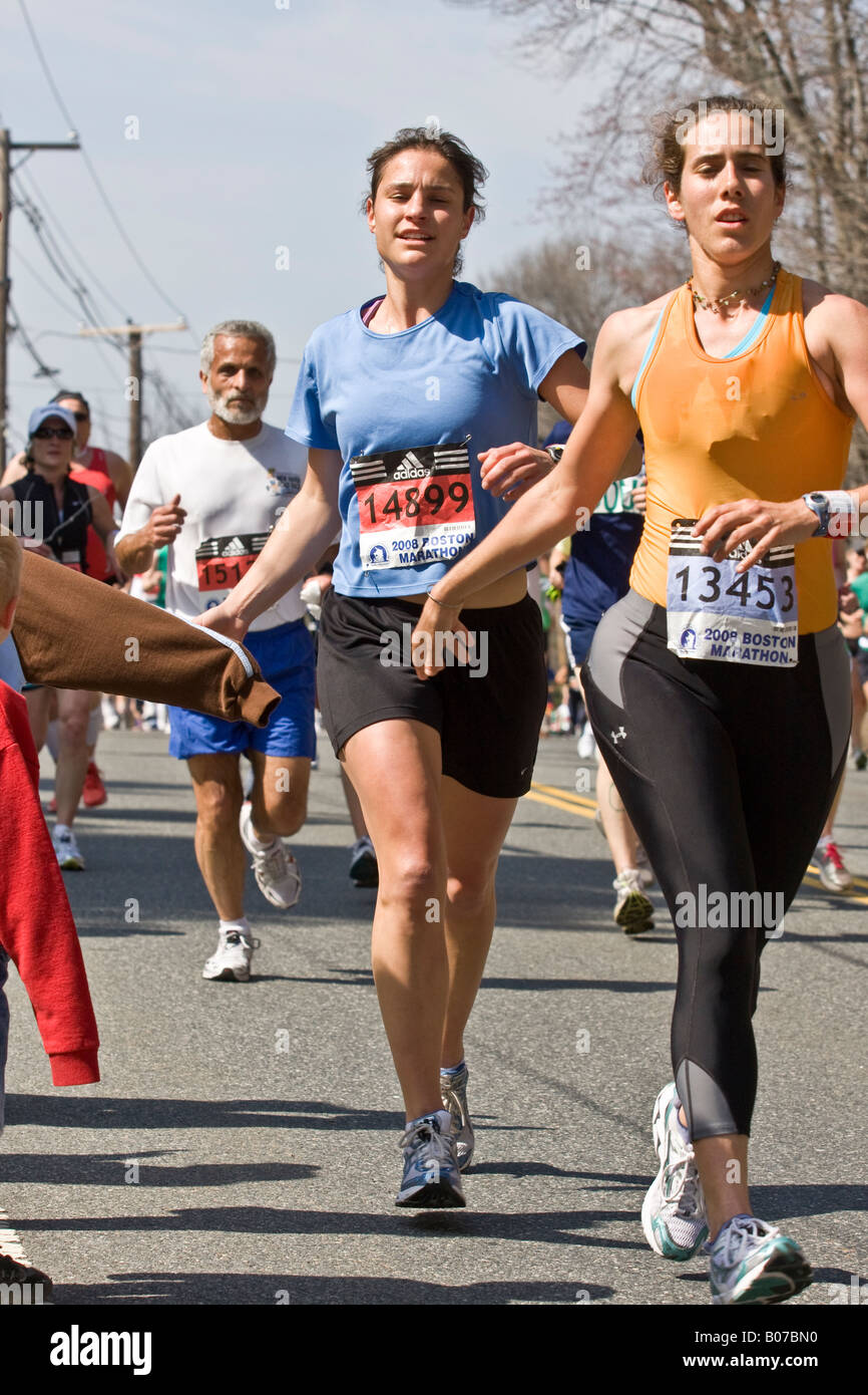 Children cheering runners at Boston Marathon 2008 Stock Photo - Alamy