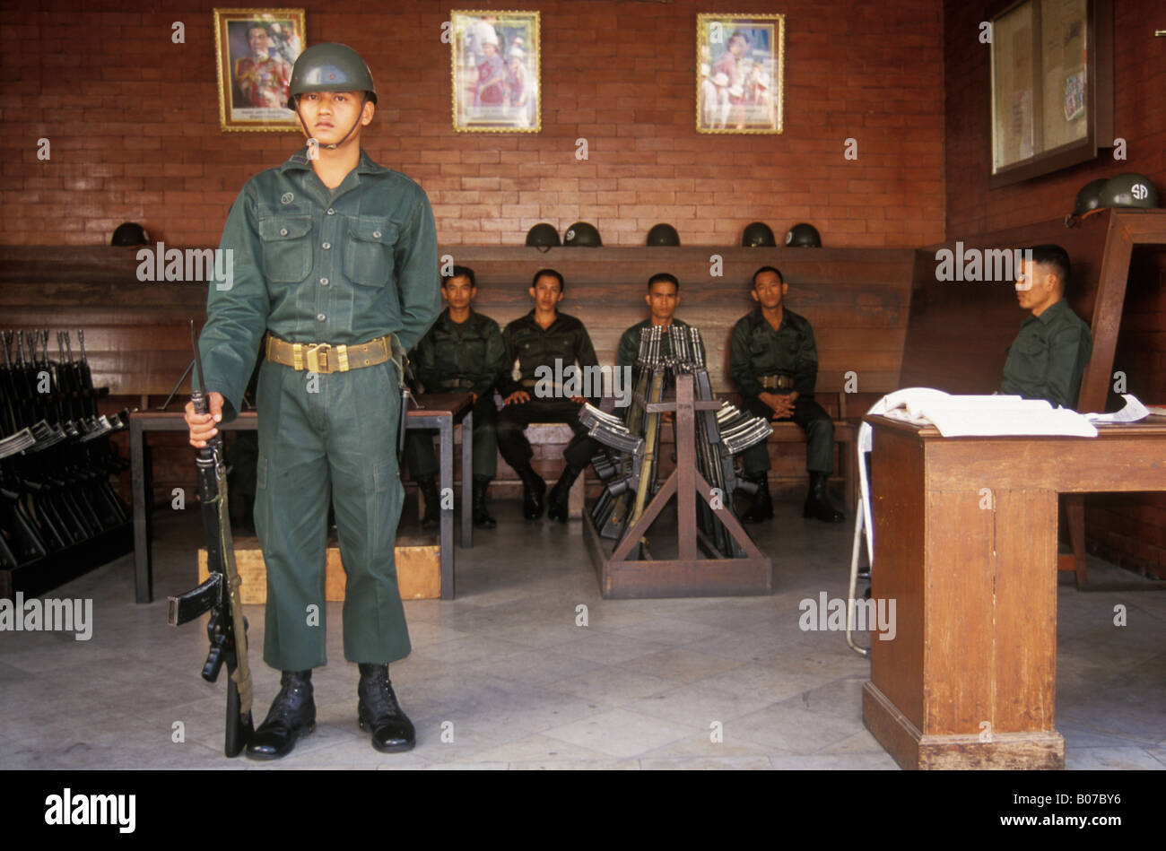 Soldier guarding hi-res stock photography and images - Alamy