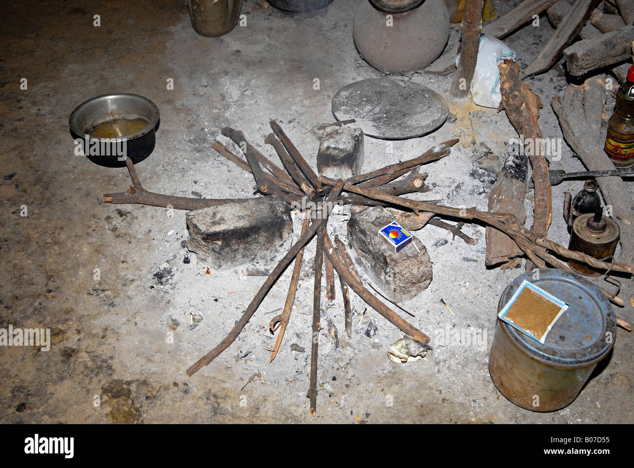 Fire hearth. Katkari tribe Stock Photo - Alamy