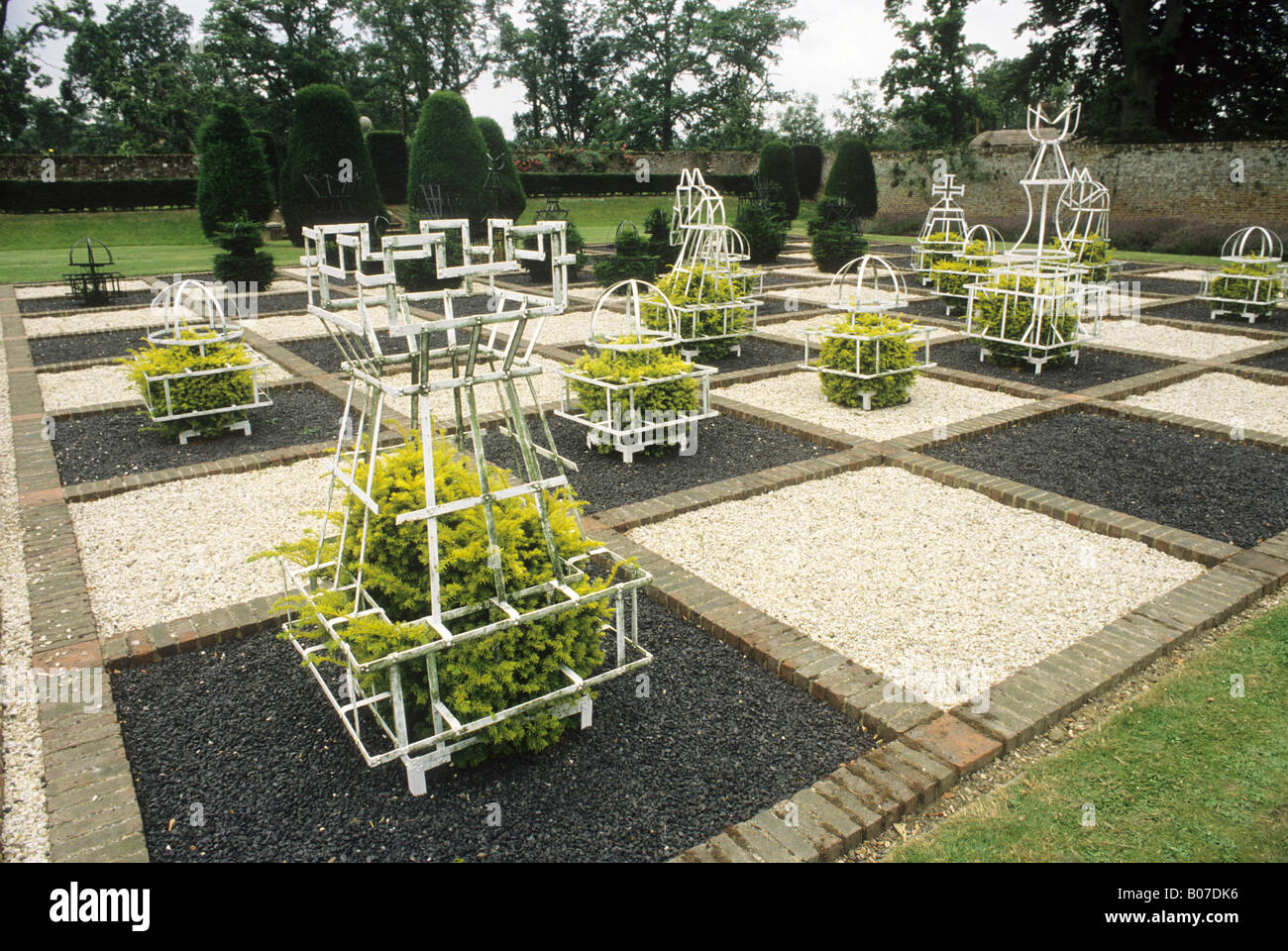 Topiary chess board hi-res stock photography and images - Alamy