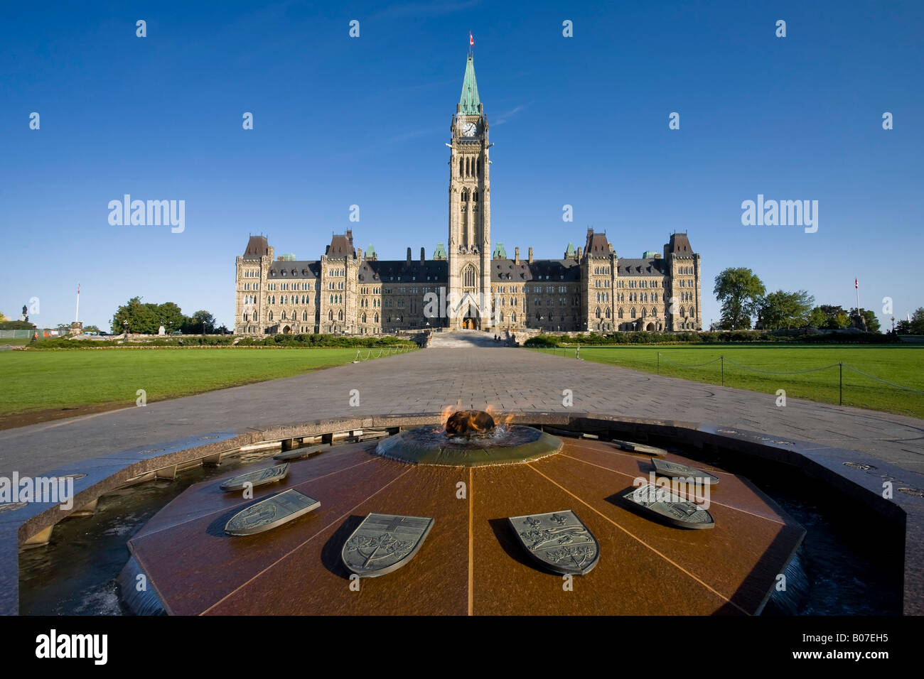 Canadian Parliament & Centennial Flame Monument, Parliament Hill ...