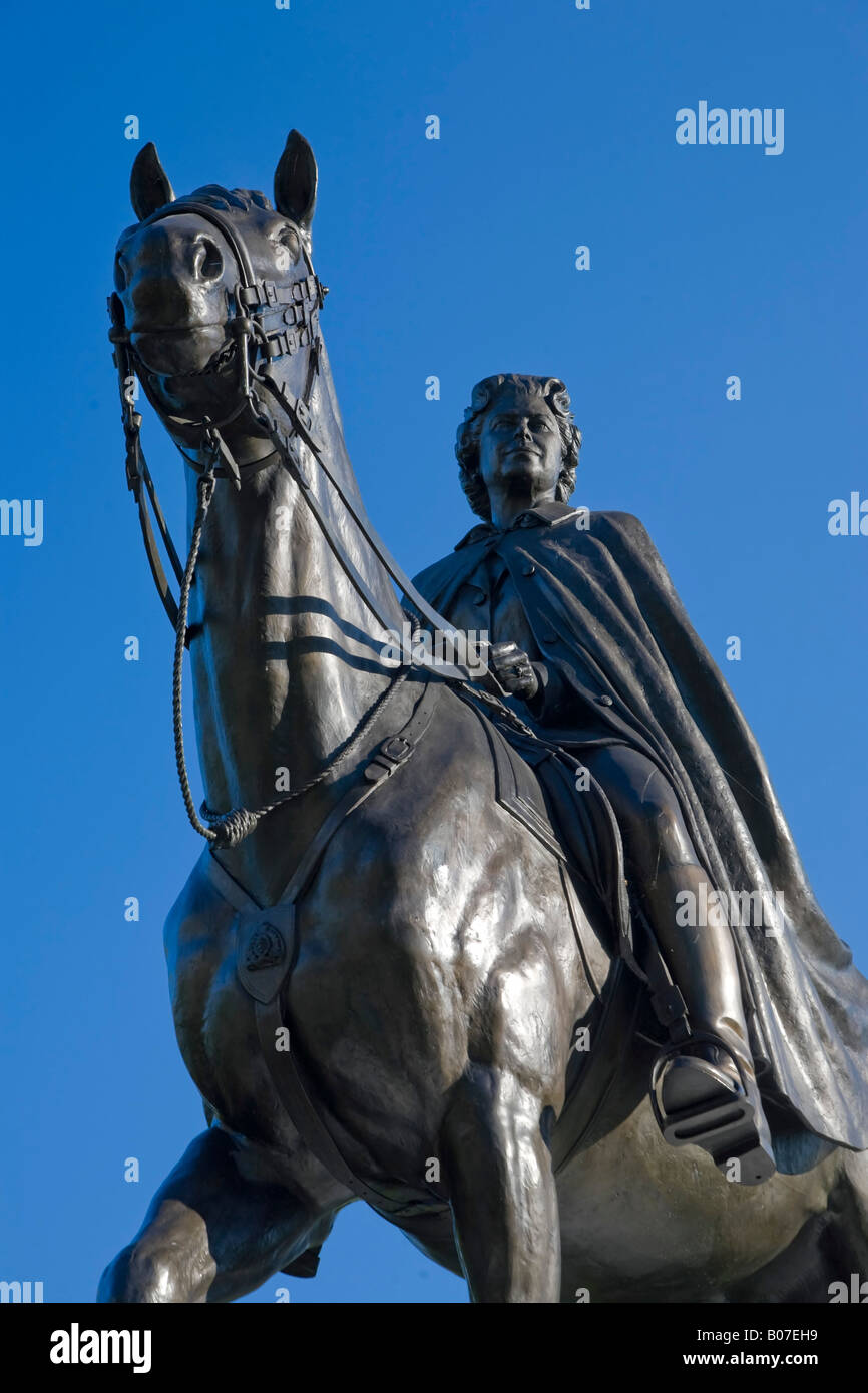 Statue of elizabeth ii hi-res stock photography and images - Alamy