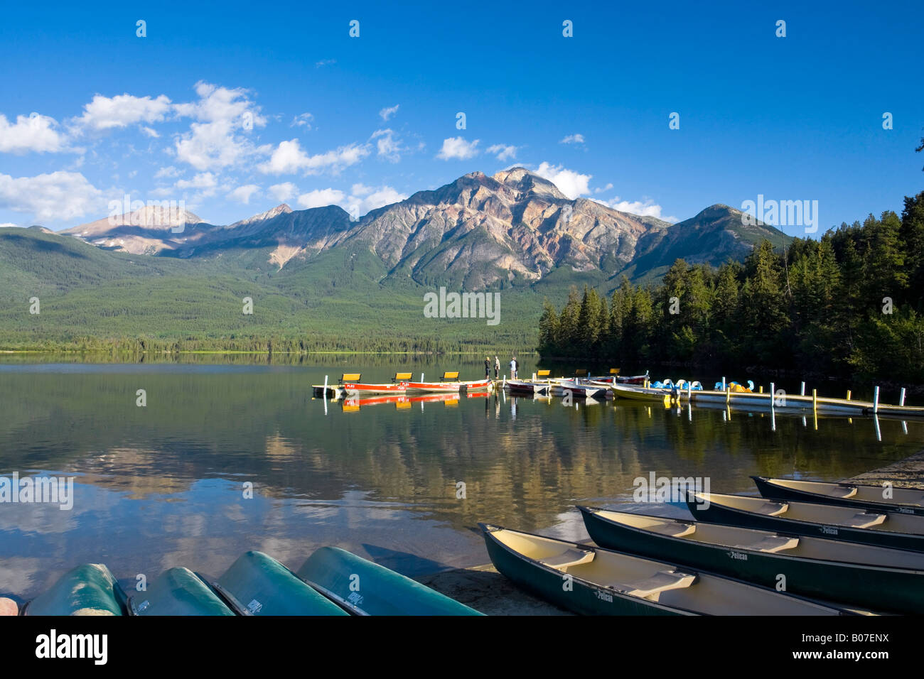 Pyramid Lake & Pyramid mountain, sunrise, Jasper National Park, Alberta ...
