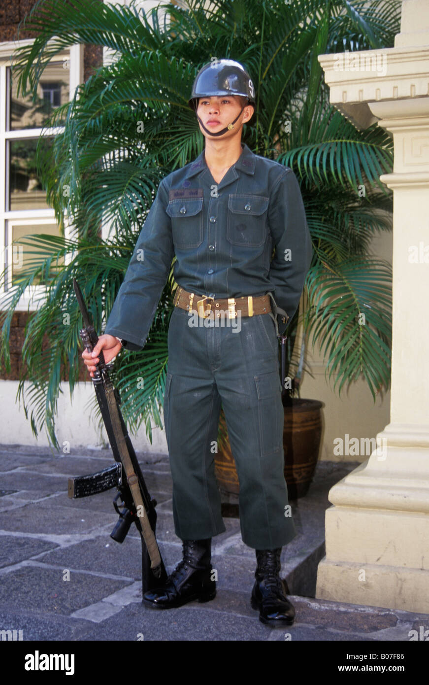 Soldier Guarding Royal Palace Bangkok Thailand Stock Photo - Alamy