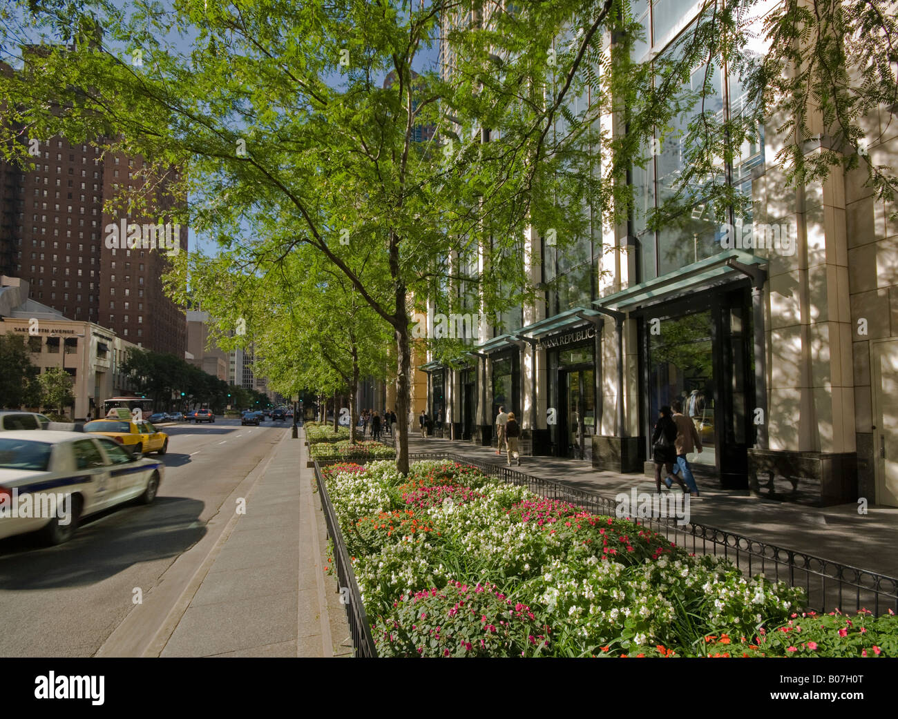 The magnificent mile shopping street hi-res stock photography and ...