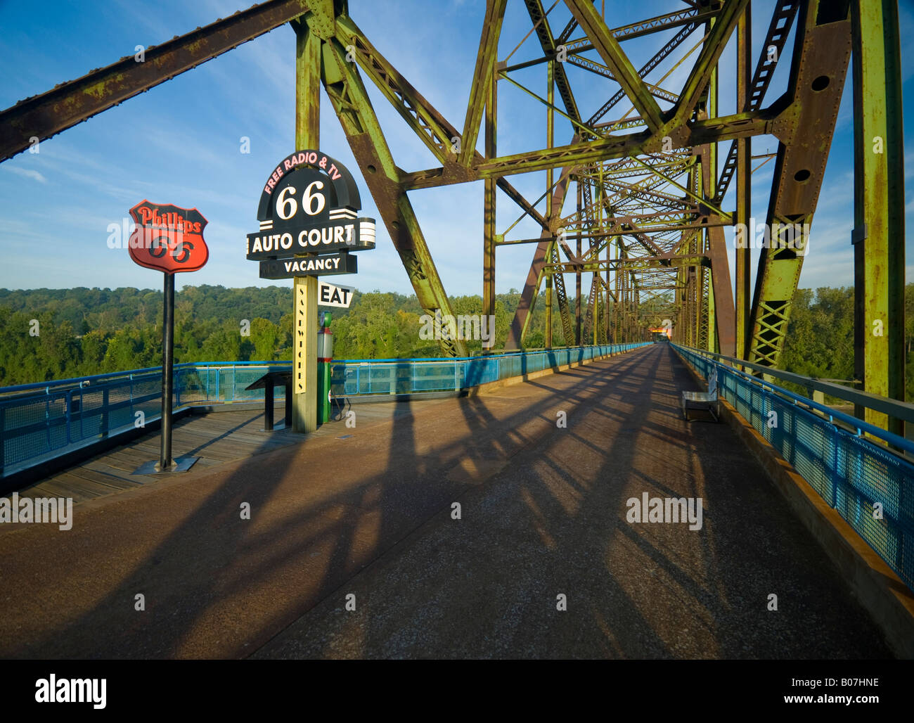 USA, Illinois-Missouri, nr. St. Louis, Mississippi River, Route 66 ...