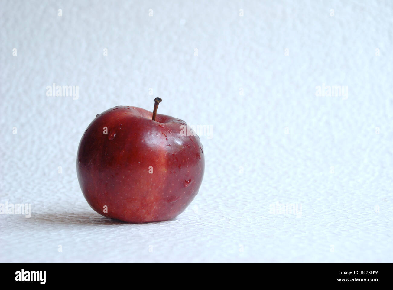 Solid white apple hi-res stock photography and images - Alamy