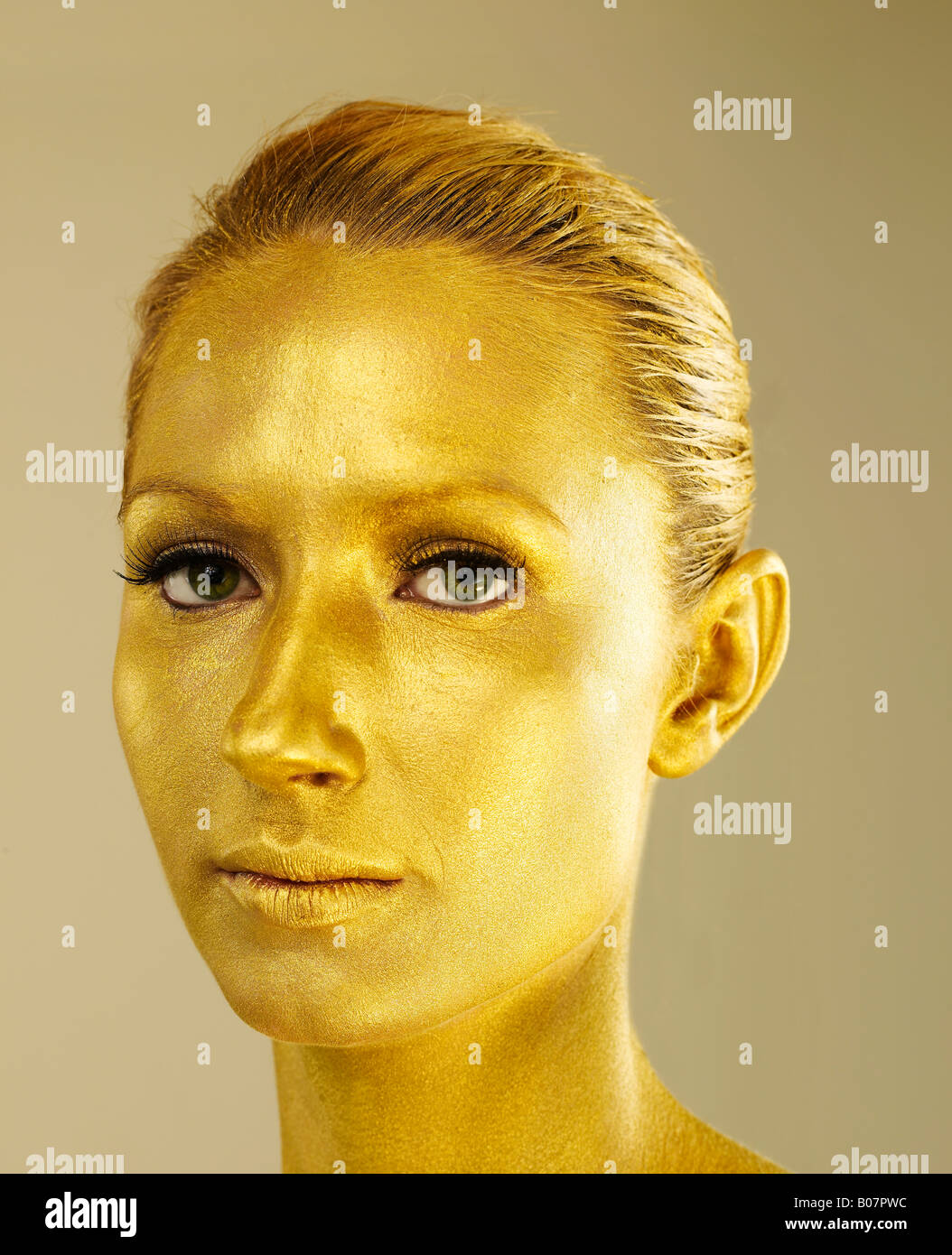 Gold body paint hi-res stock photography and images - Alamy