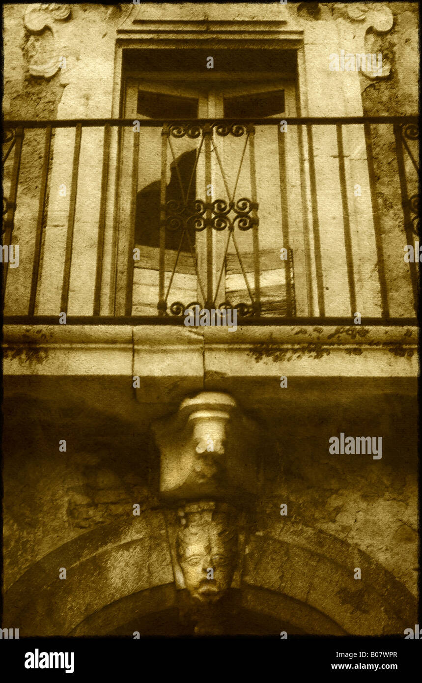 old broken building Stock Photo - Alamy