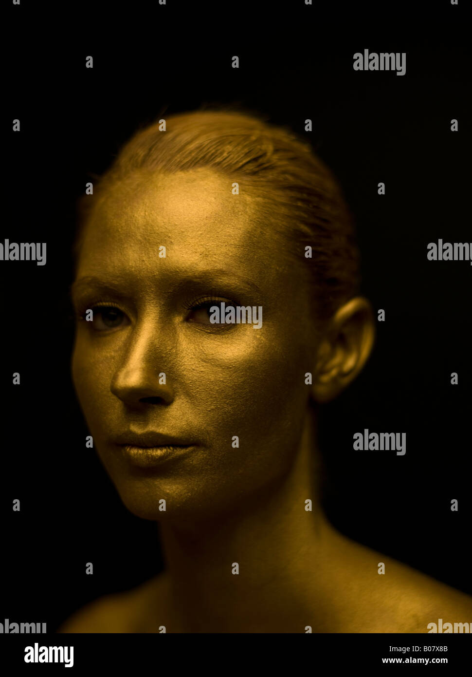 Body paint gold hi-res stock photography and images - Alamy