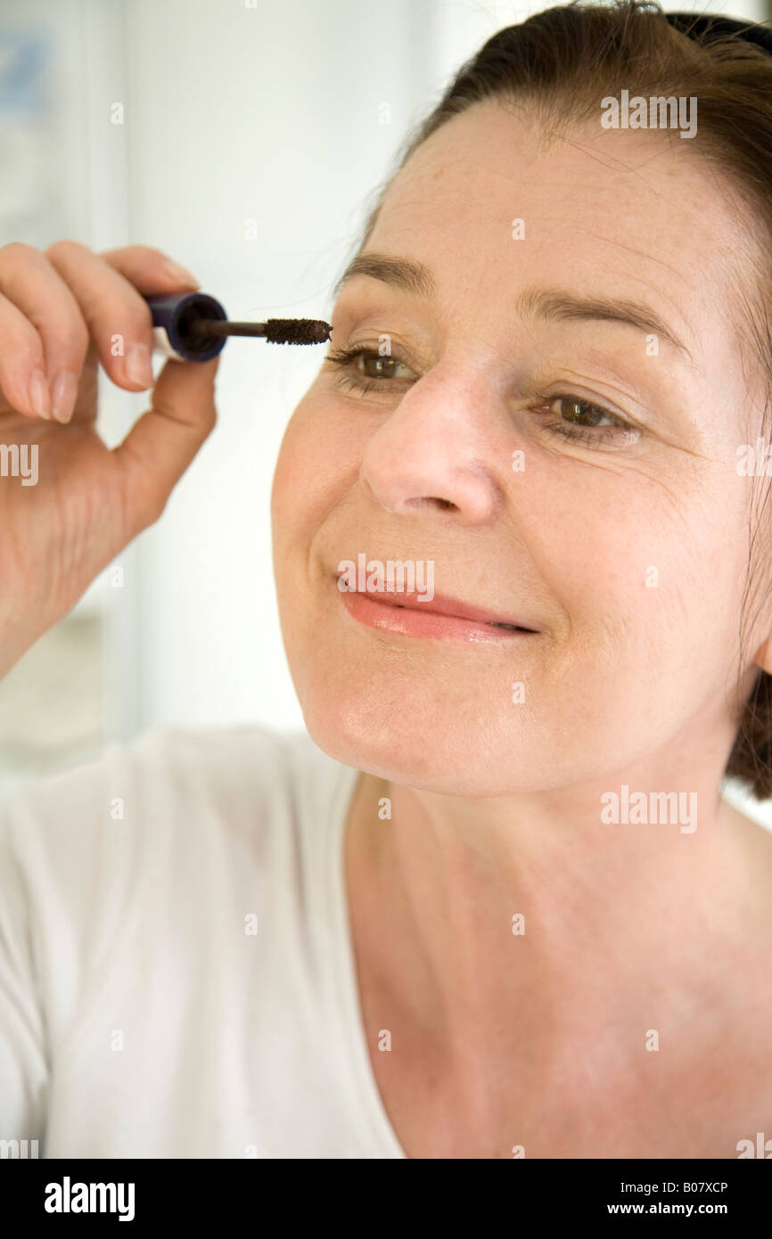 Woman mature making up eye hi-res stock photography and images - Alamy