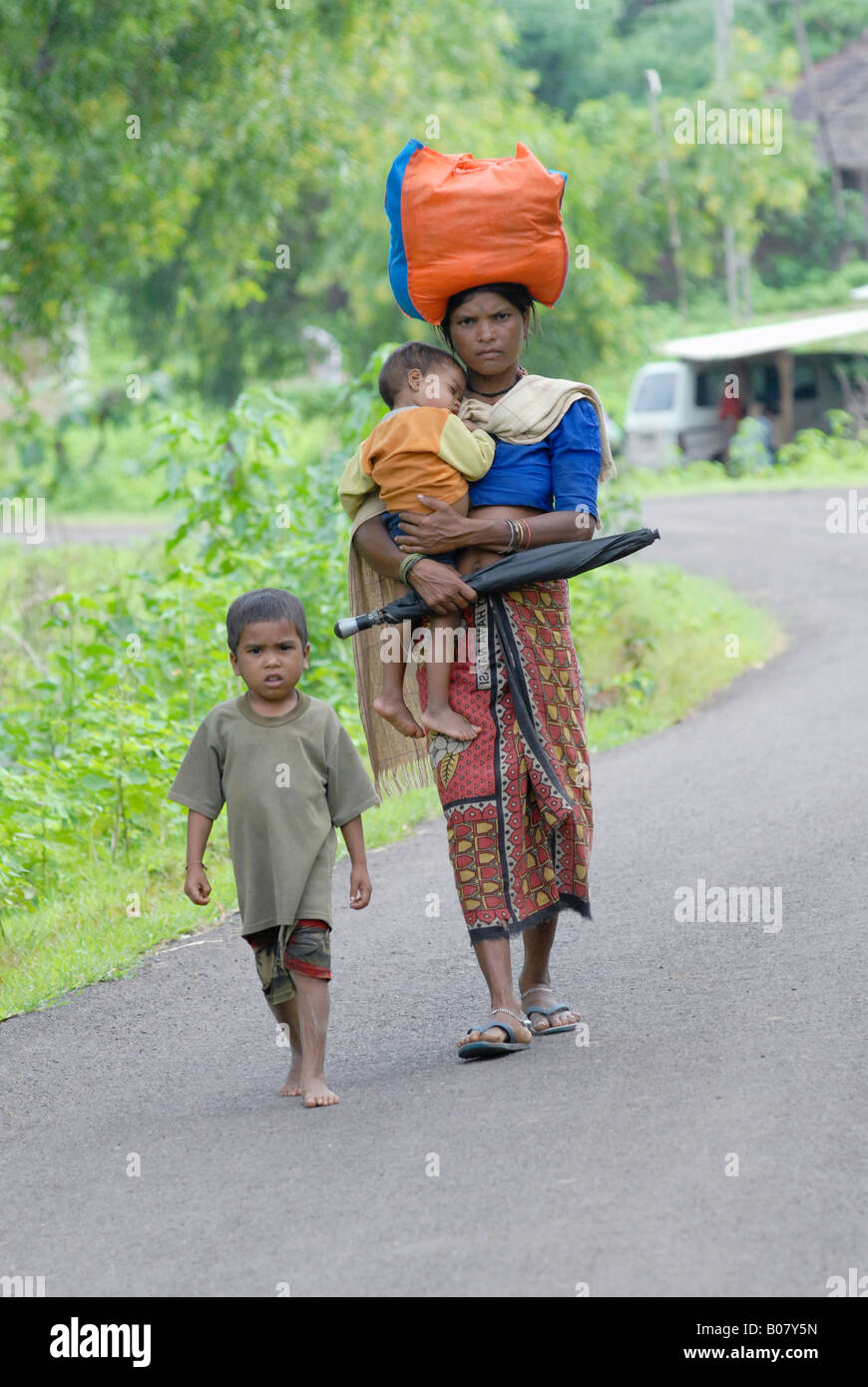 Mother along with her kids. Warli tribe, Thane, Maharashtra, India ...