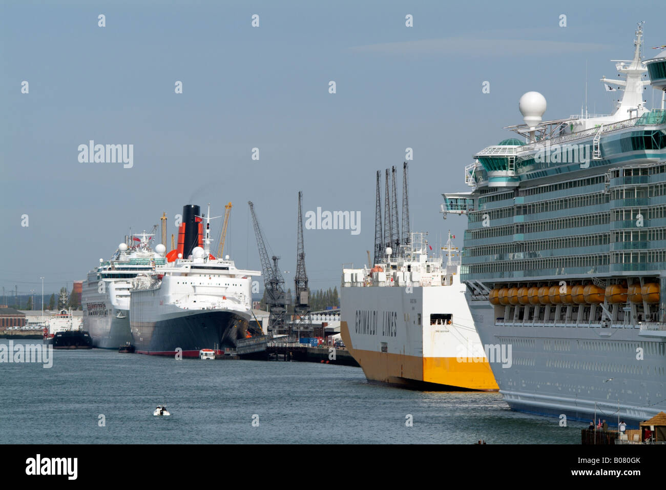 Large ships alongside hi-res stock photography and images - Alamy