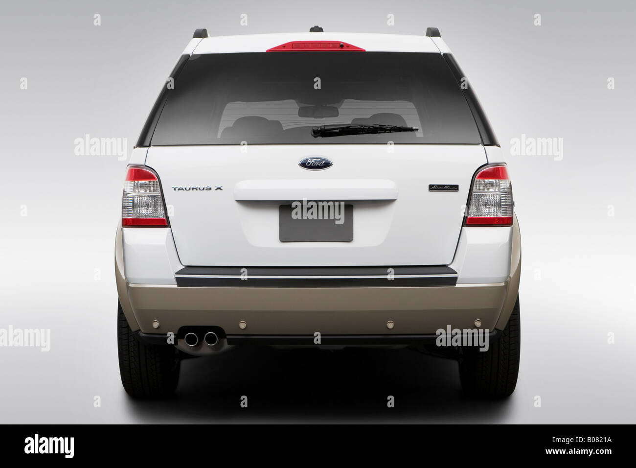 2008 Ford Taurus X Eddie Bauer in White - Low/Wide Rear Stock Photo - Alamy