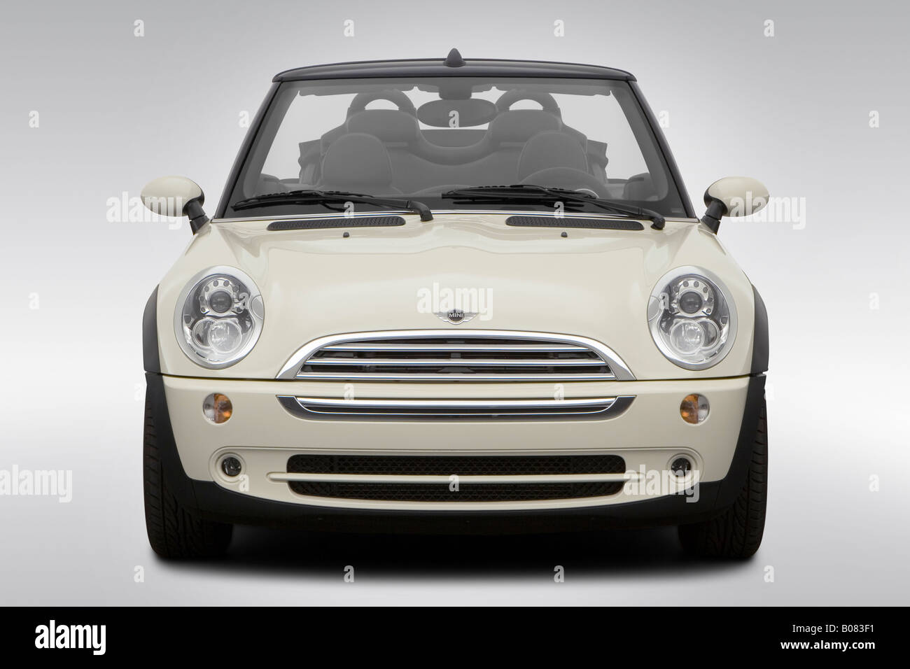 2008 Mini Cooper in White - Low/Wide Front Stock Photo - Alamy