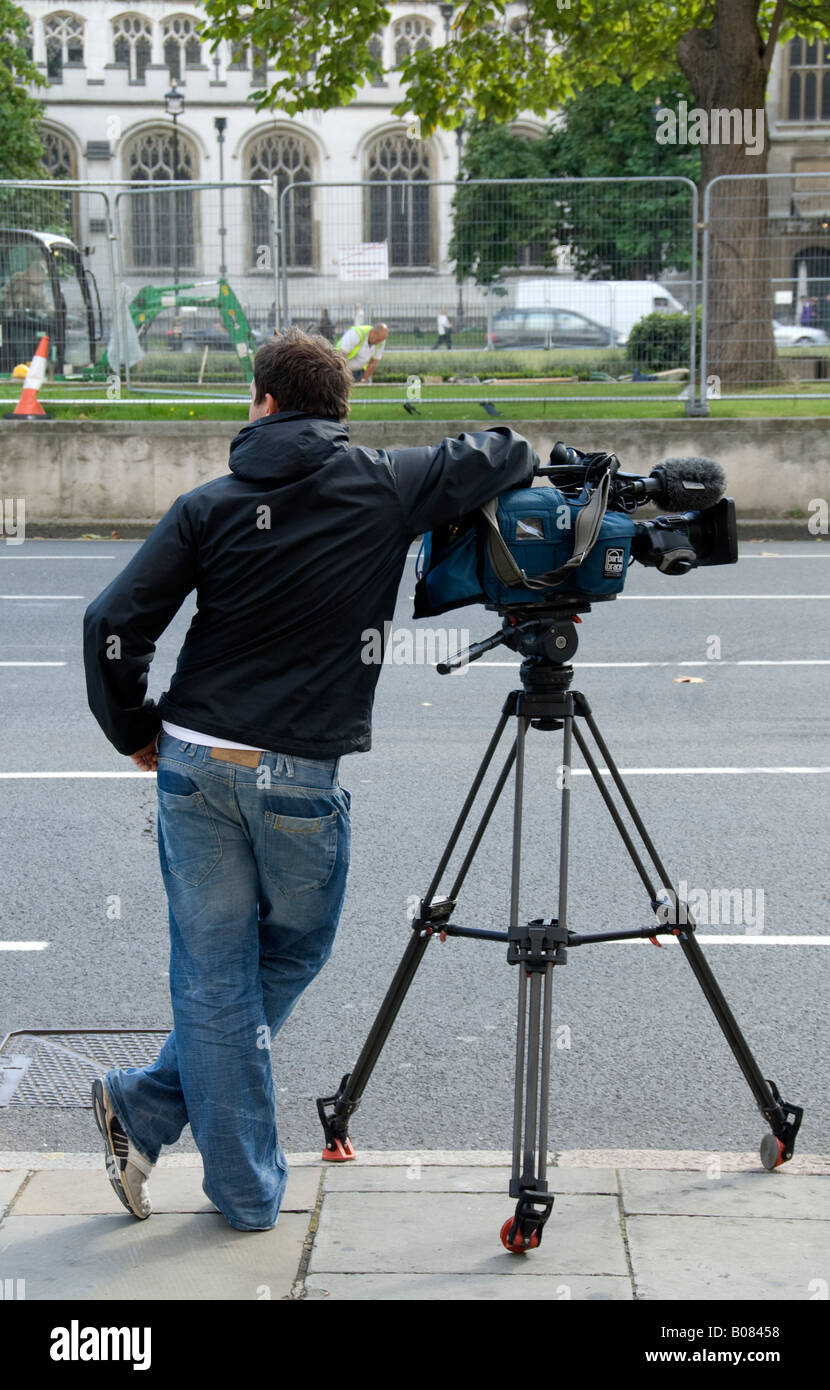 Cameraman tripod hi-res stock photography and images - Alamy