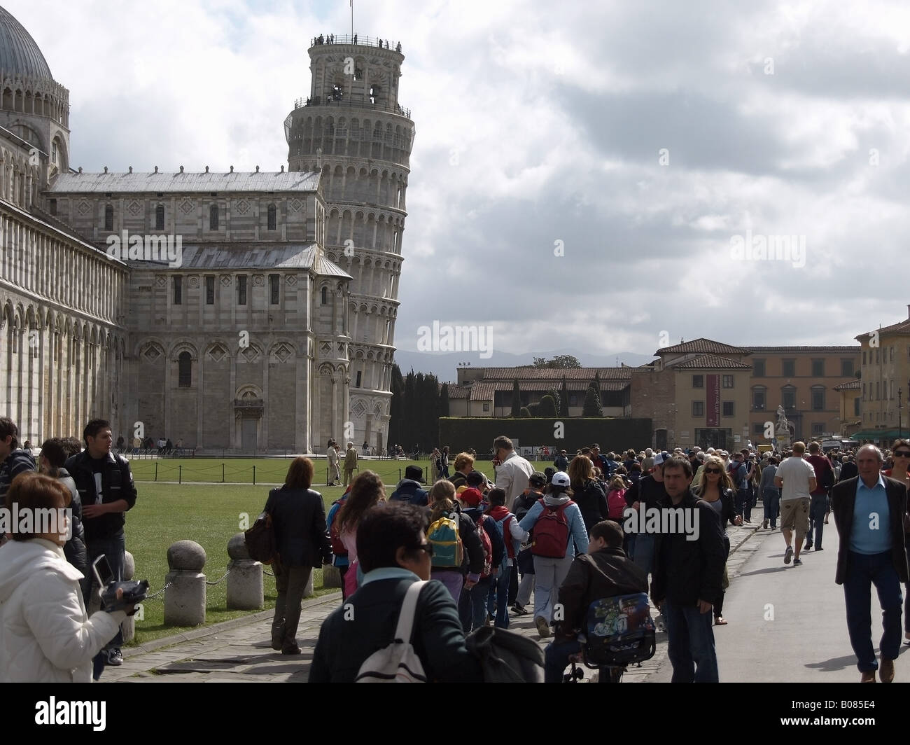 Leaning tower of pisa crowd hi-res stock photography and images - Alamy