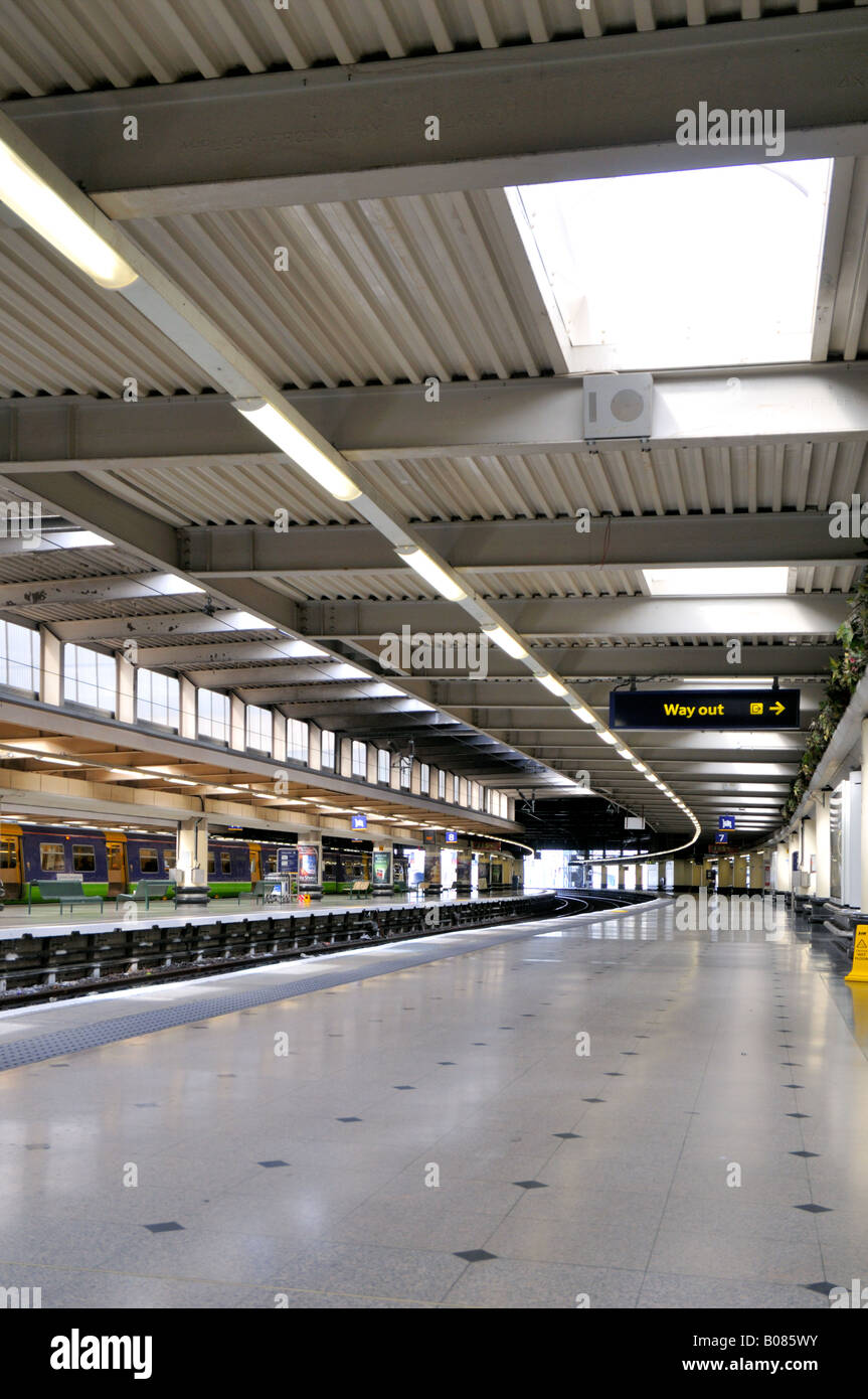 Euston railway station platform London United Kingdom Stock Photo - Alamy