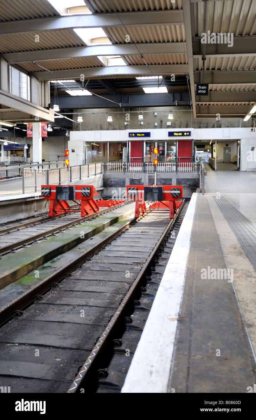 Station buffer stops hi-res stock photography and images - Alamy