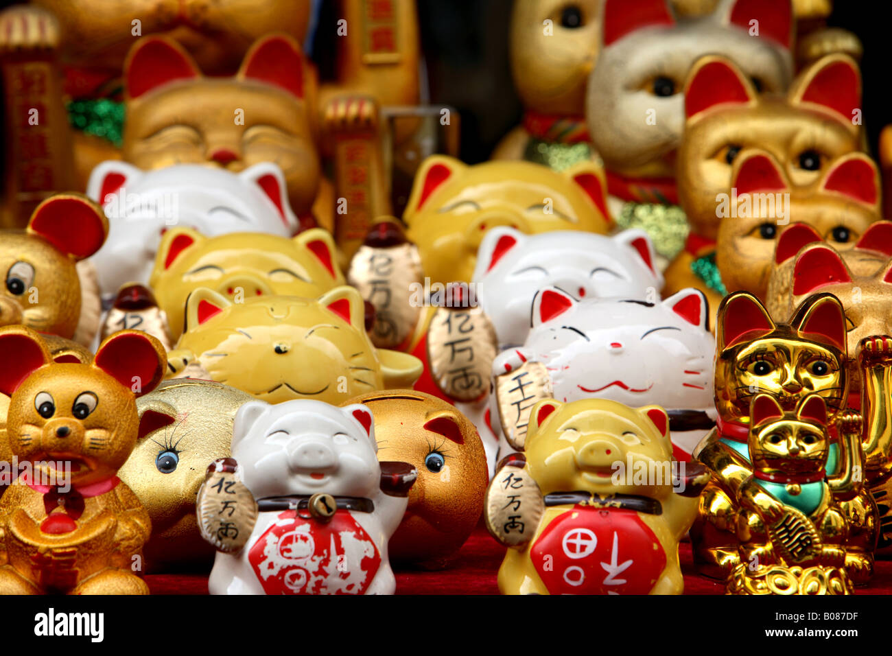 Chinese lucky cats hi-res stock photography and images - Alamy